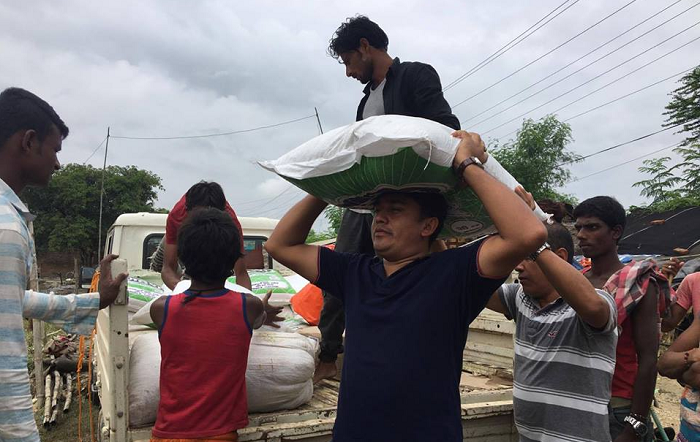 तराईमा यसरी राहत बाँड्दैछन् धुर्मुस « people Nepal